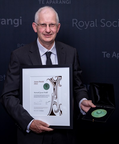 Ken Dodds awarded the Jones Medal – New Zealand Statistical Association
